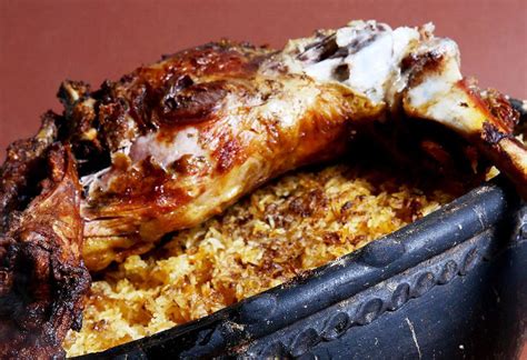 Cabrito Assado Em Forno De Lenha Com Arroz De Miúdos Mulher Portuguesa
