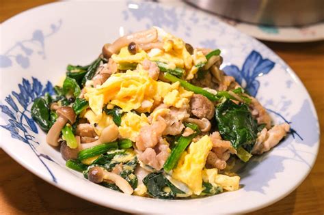 豚肉とほうれん草としめじの卵炒めのレシピ Tocos Kitchen トコズキッチン