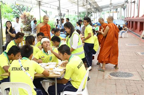 Dvb ယူ ၂၃ အသင္းကုိ စင္ကာပူေရာက္ျမန္မာမ်ားက ဧည့္ခံေကၽြးေမြး ဓာတ္ပုံ