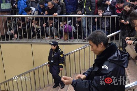 北京地铁1号线国贸站一男子跳轨身亡 组图 图片中国中国网