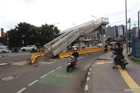 Akses Jpo Di Tengah Jalan Antara News