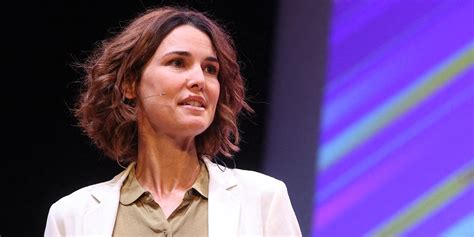 Les Mots Restent Bloqués Dans Ma Gorge Églantine Éméyé Rend Un