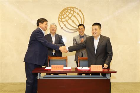 大众报业·半岛新闻 《海洋经济蓝皮书（2022）》发布暨中国海洋大学和国家海洋信息中心全面合作签约仪式举行