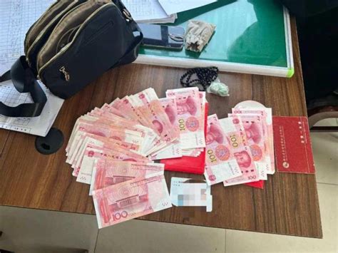 诸暨司机在公交站台上捡到包 拾金不昧寻失主