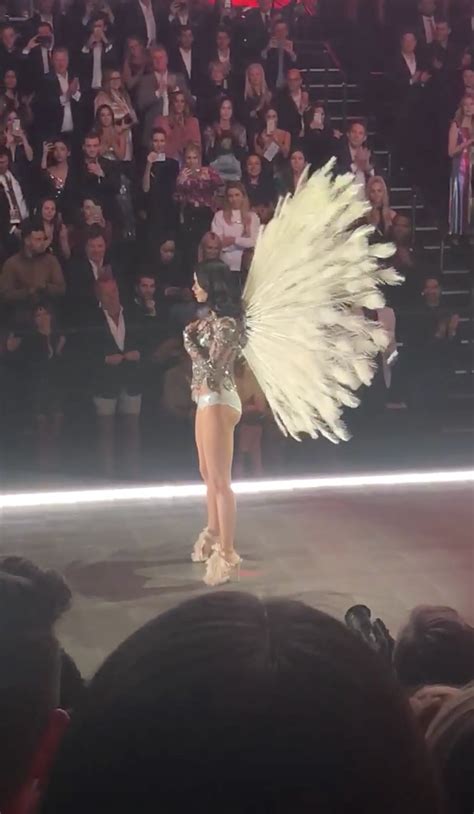 Watch Adriana Limas Emotional Last Victorias Secret Fashion Show Walk