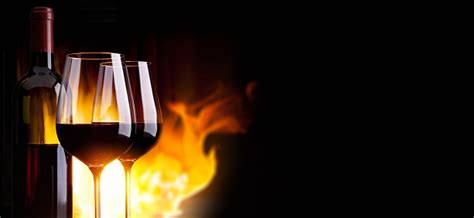 레드 와인 한 병과 벽난로 불꽃 근처에서 밤에 두 잔 복사 공간이 있는 아늑한 겨울 저녁 배경 건강관리와 의술에 대한 스톡 사진 및 기타 이미지 Istock