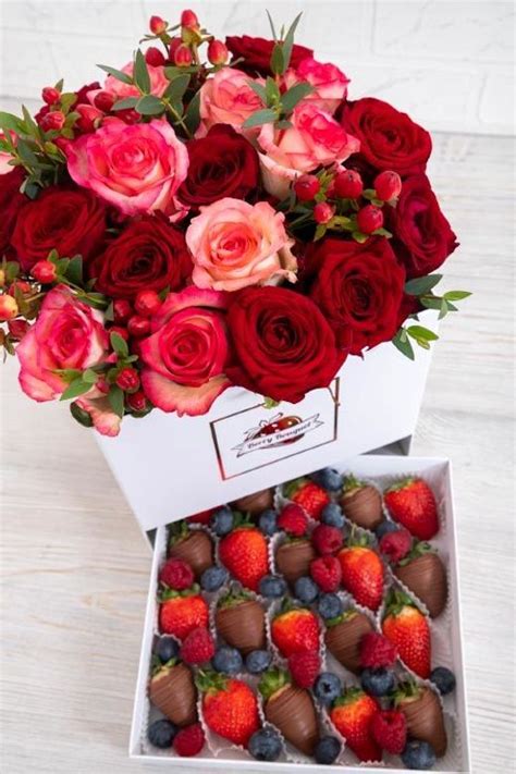 🍓 Клубника в шоколаде в шляпной коробке 🍓 купить клубничный букет с цветами в коробочке