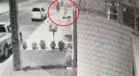 Câmera Registra Momento Em Que Homem é Baleado No Rosto No Bairro