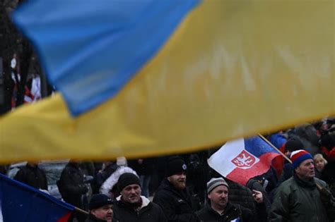 У Празі учасники антиурядового мітингу намагалися здерти прапор України