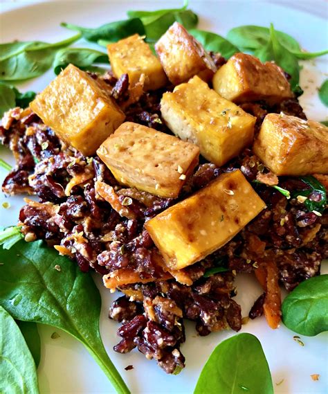 Rižoto Od Crnog Pirinča U Sosu Od Indijskog Oraha Sa Mariniranim Tofu