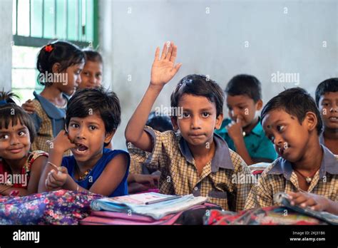 Lever La Main En Classe Enfant Banque De Photographies Et Dimages à