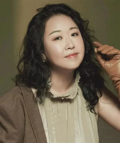 她长得漂亮却嫁给地摊贩，撮合母亲和姑父结婚23年，如今怎样了？