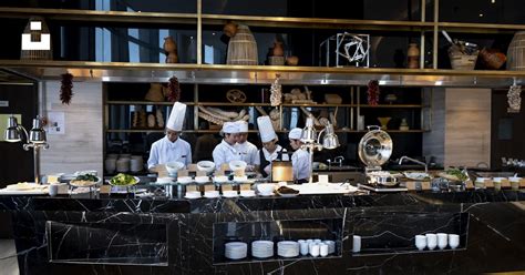 부엌에서 음식을 준비하는 두 명의 요리사 사진 Unsplash의 무료 식당 이미지