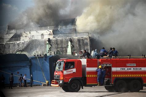 Kapal Feri Terbakar Di Merak Diduga Dari Percikan Api Truk Angkut Motor