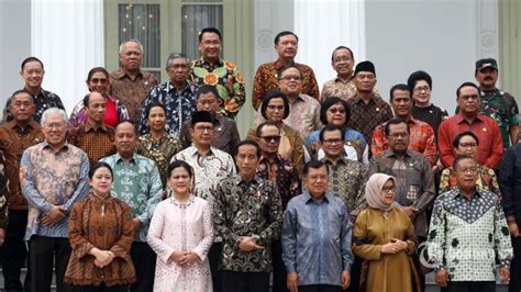 Sesi Foto Terakhir Kabinet Kerja Bareng Jokowi Gaya Menteri Retno Curi
