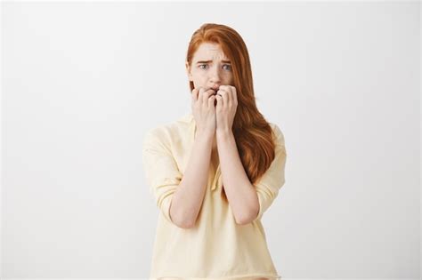 Peur Fille Rousse Timide à La Peur Photo Gratuite