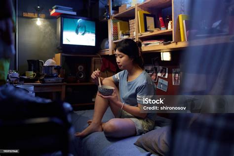 Tv를 보고 점심을 먹는 여자 빈곤에 대한 스톡 사진 및 기타 이미지 빈곤 중국 문화 20 24세 Istock