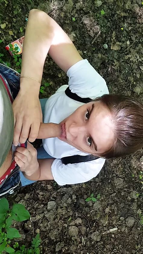 Merayu Seorang Gadis Muda Dan Memasukkan Penisku Ke Mulutnya Di Taman