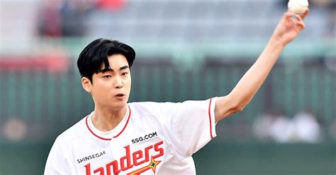 포토 ‘마운드시구 펼치는 김수겸