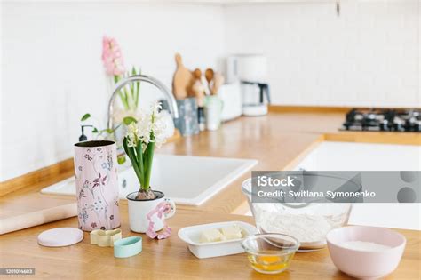 요리 준비 나무 테이블에 배치 베이킹 재료 음식 준비의 개념 배경에 흰색 부엌 0명에 대한 스톡 사진 및 기타 이미지 0명