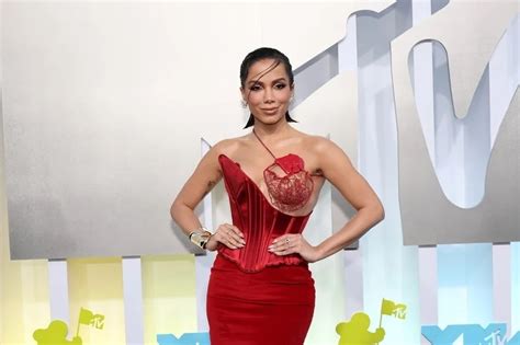 Anitta é um dos destaques no tapete vermelho do VMA nos EUA Veja as