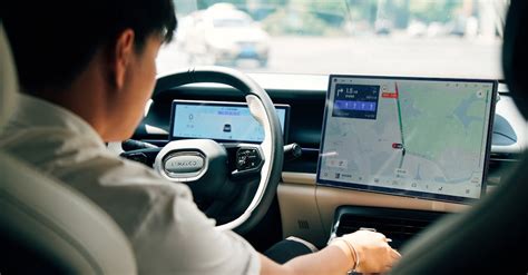 有关全球定位系统地图 全球定位系统导航 公路旅行 前座 司機 后视图 坐着的人 城市环境 城市驾驶 导航系统 技術 数字