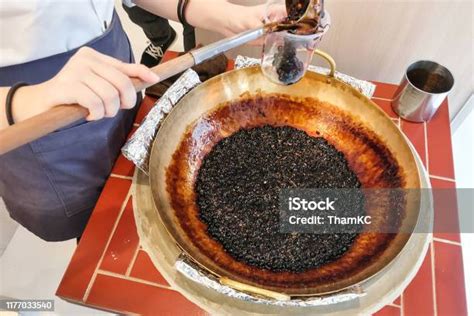 버블 티를 만들기 위해 타피오카 진주 공을 준비하는 작업자 0명에 대한 스톡 사진 및 기타 이미지 0명 갈색 건강한 생활