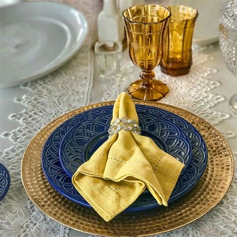 Mesa posta nos tons de azul amarelo e dourado inspiração Mesa