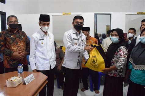 Pemkab Solok Selatan Bagikan Paket Sembako Untuk Masyarakat Terdampak Covid Tribun Sumbar
