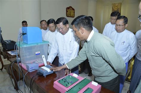 စစ်ကောင်စီ မဲပေးစက်များသည် မဲလိမ်စက်များဖြစ်ဟု လေ့လာသူများ ပြော