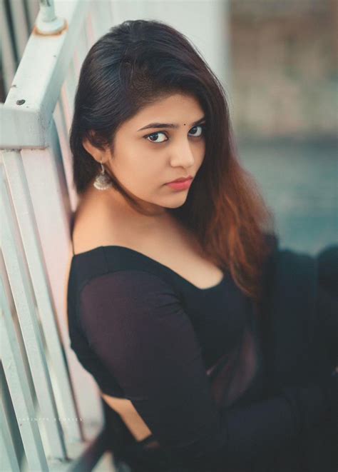 కొంటె చూపులతో కట్టి పడేస్తున్న బ్యూటీ బాంధవి లేటెస్ట్ పిక్స్