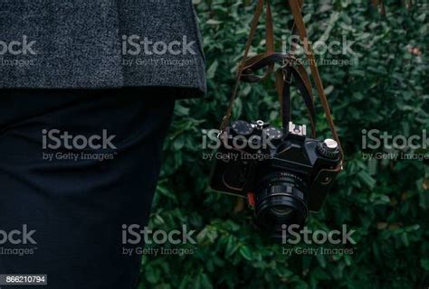 남자 손을 공중에 빈티지 필름 카메라를 들고 백그라운드에서 녹색 자연입니다 개념에 대한 스톡 사진 및 기타 이미지 개념 검은색 고풍스런 Istock