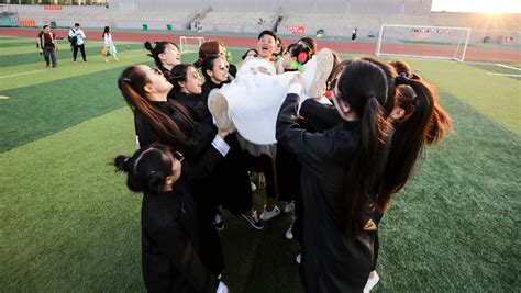 毕业季 全班唯一男生穿婚纱“走向人生巅峰”