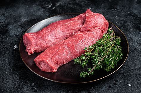 할랄 신선한 양고기 안심 고기 백리향을 곁들인 양고기 등심 필레 검은 배경입니다 상위 뷰 날것에 대한 스톡 사진 및 기타 이미지