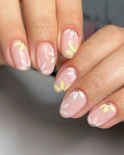 35 Eye Catching Round Nail Designs To Try This Season
