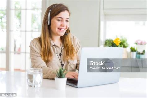 Wanita Operator Muda Cantik Bekerja Dengan Laptop Dan Mengenakan Penutup Kepala Dengan Wajah ...