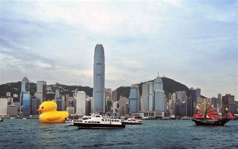 Florentijn Hofman S Giant Rubber Duck Floats Into Hong Kong