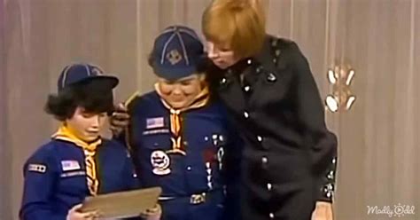 Carol Burnetts Candid Interaction With A Fan Proves Shes A Class Act