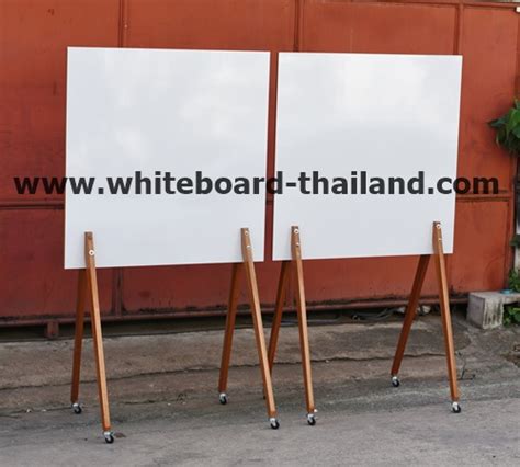 กระดานไวท์บอร์ดเปลือยขอบ ขาตั้งไม้รูปตัว V คว่ำ มีล้อเลื่อน