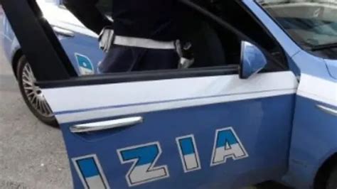 Non Si Ferma Allalt Della Polizia E Causa Un Incidente Stradale Cronaca Cronaca Locale