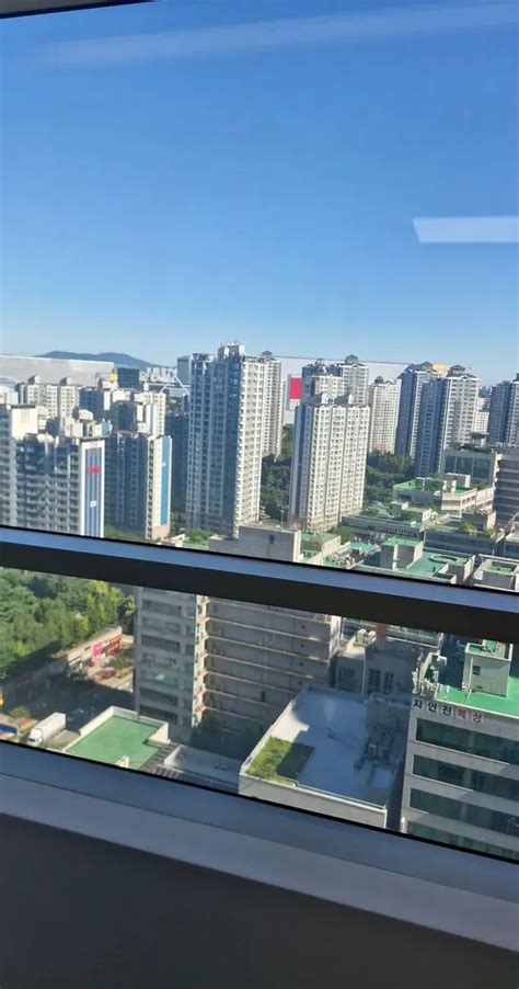 천정형 에어컨까지 맡겼는데요 많은 인원이 오셔서 하나하나 다 탈거해서 닦아주시고 꼼꼼하게 구석구석 잘해주셨습니다 리모델링 후 입주였는데 청소하시면서 군데군데 있는