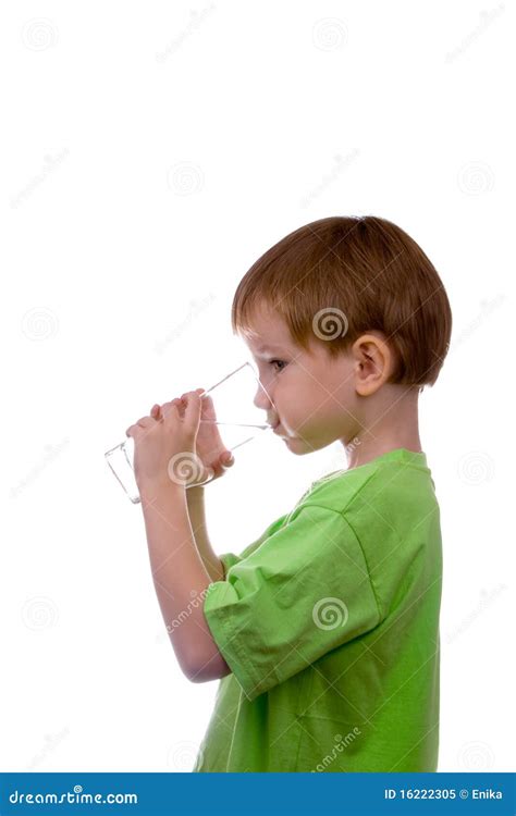Le Garçon Boit L eau D une Glace Image stock Image du vacances beau