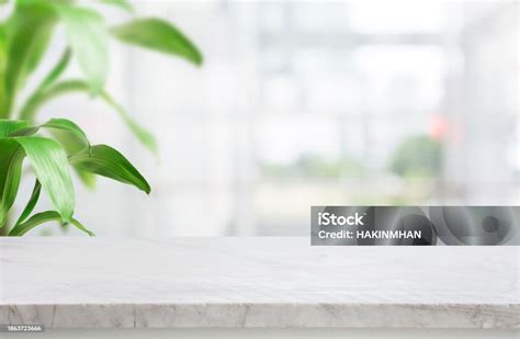 선택적 초점 흐릿한 큰 창에 대리석 상단이 있는 우아함 제품 디스플레이 배경 대리석 효과에 대한 스톡 사진 및 기타 이미지 대리석 효과 거실 녹색 Istock