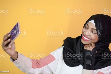 아름다운 미소를 가진 아프리카 무슬림 여성이 휴대 전화로 셀카를 찍습니다 교통 위반 티켓에 대한 스톡 사진 및 기타 이미지