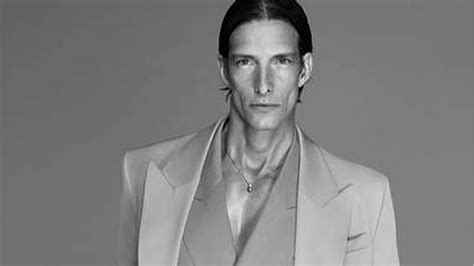 Iván De Pineda Volvió A Desfilar Para Versace Casi Treinta Años Después