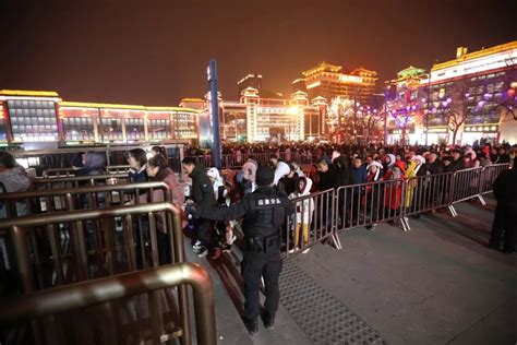 299万！西安地铁再创新纪录，客流强度高居全国第一！城市