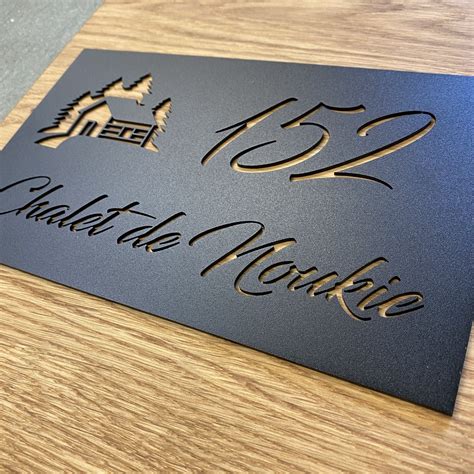 La plaque en métal personnalise lentrée de votre villa maison