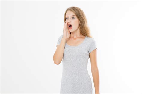 백인 금발의 젊은 여자는 뜨거운 뉴스를 외치고 흰색 배경에 고립 된 가십 소녀 여름 T 셔츠 템플릿 공백 복사 공간 20 24