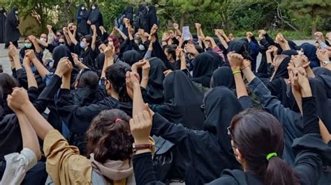 رئیس پوهنتون الزهرا در ایران به دختران دانش آموز هشدار داد