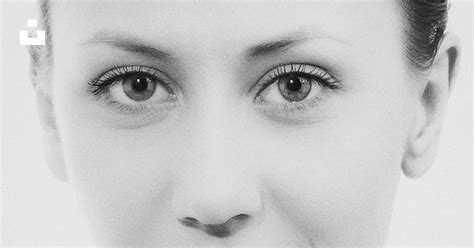 똑바로 얼굴을 가진 여자 사진 Unsplash의 무료 여자 이미지